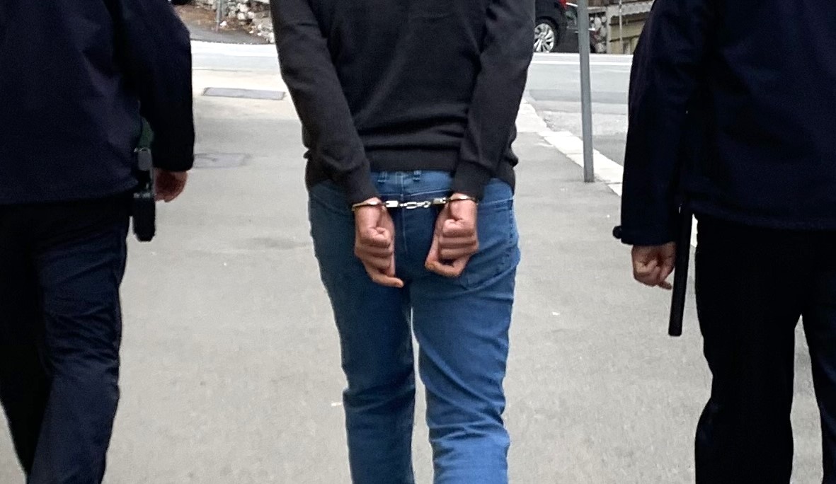U lokalu mu prijetio, pa zadao više udaraca, teško je ozlijeđen - Burin U lokalu mu prijetio, pa zadao više udaraca, teško je ozlijeđen - Burin
