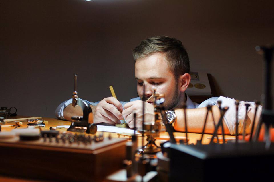 Rexhep Rexhepi, shqiptari që ndërtoi markën e tij të orave - Business ...