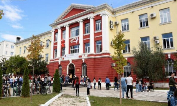 Studentët, edhe provime online! Universiteti i Tiranës publikon ... Studentët, edhe provime online! Universiteti i Tiranës publikon ...