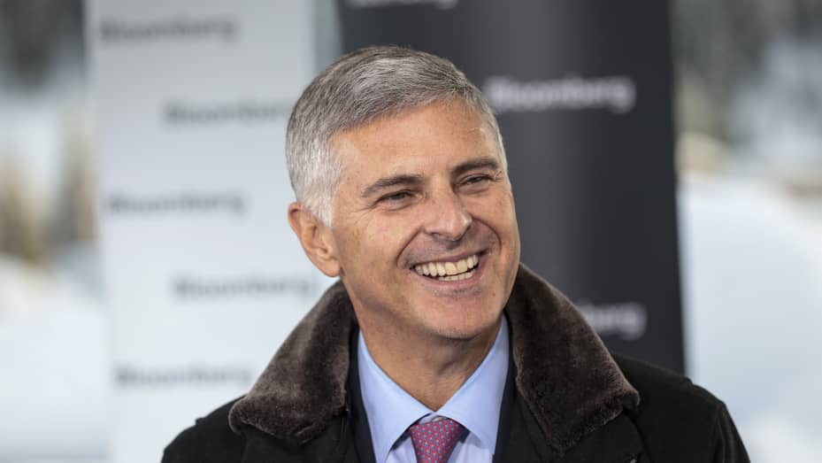 Mos i bëni këto gabime gjatë të 20-ave tuaja, thotë CEO i Hilton, Chris ...
