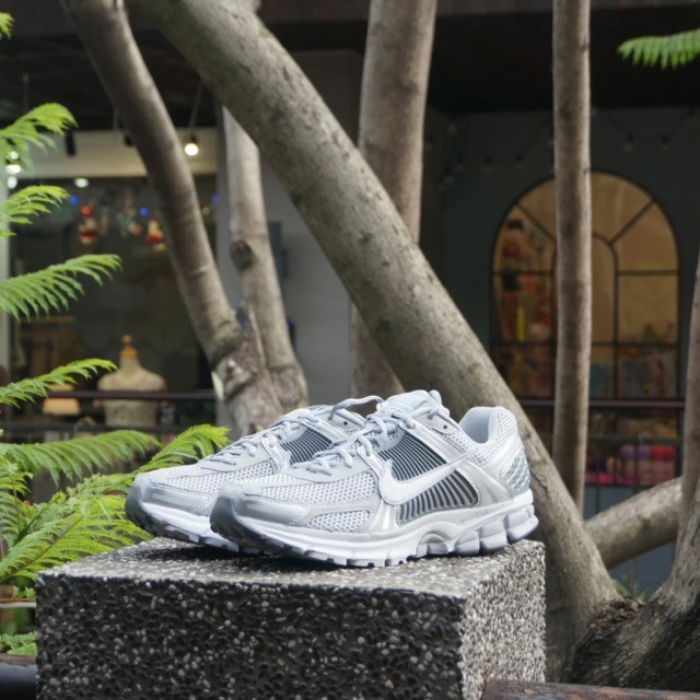 【現貨】Nike AIR ZOOM VOMERO 5 白銀｜FJ4151-003 從球鞋到穿搭，每一件單品都是精選 正品球鞋、潮流服飾、人氣 ...