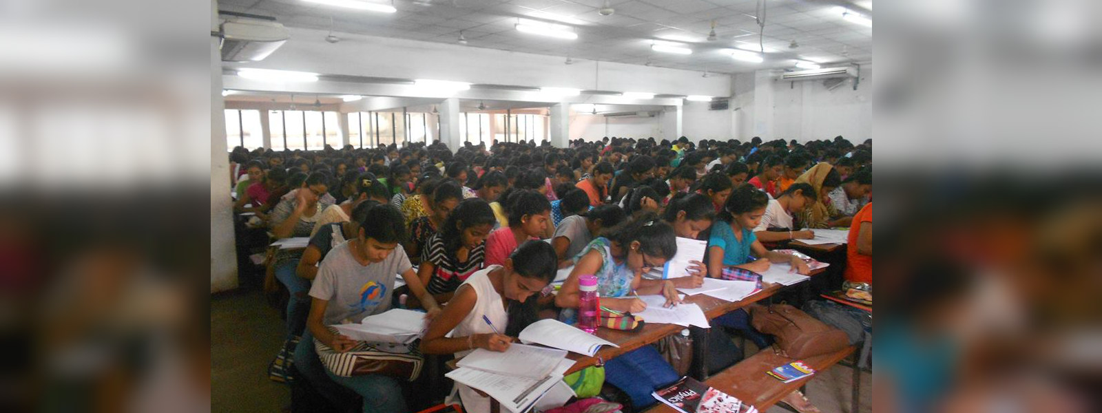 ගම්පහට අමතරව කොළඹත් උපකාරක පන්තිත් නැවත දැනුම් දෙනතුරු අත්හිටුවයි - Sri ...