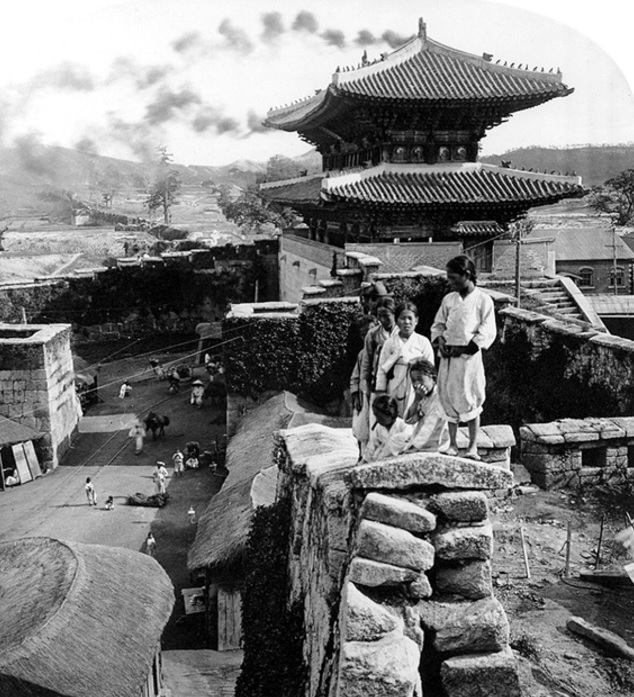 Dongdaemun Postcard: From Stall to Tower, Merchant to Tourist