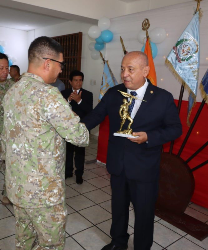 Ejército Reconoce a Destacado Profesional Miguel Angel Arancibia - UNDiario