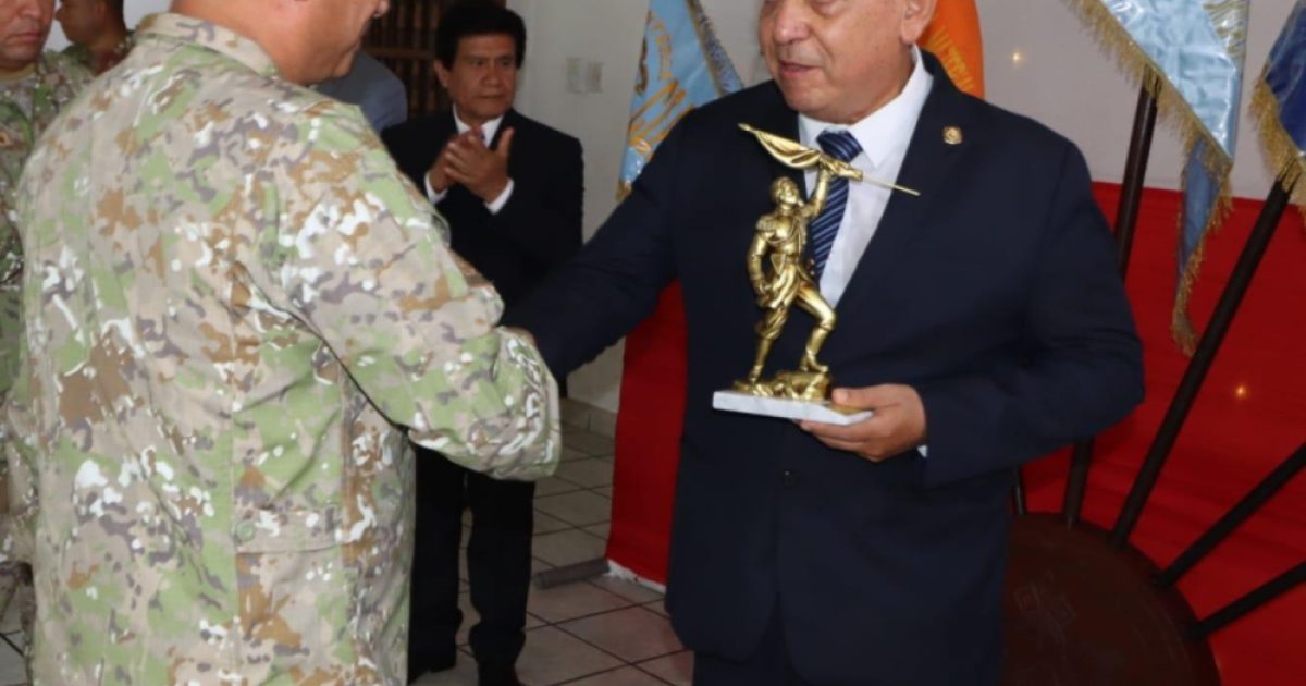 Ejército Reconoce a Destacado Profesional Miguel Angel Arancibia - UNDiario