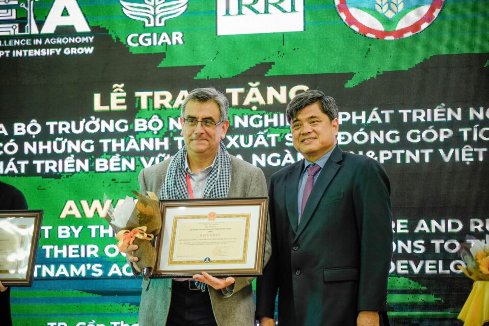 Vietnam Ministry of Agriculture and Rural Development (MARD) Honours the CGIAR, IRRI, and EiA ...