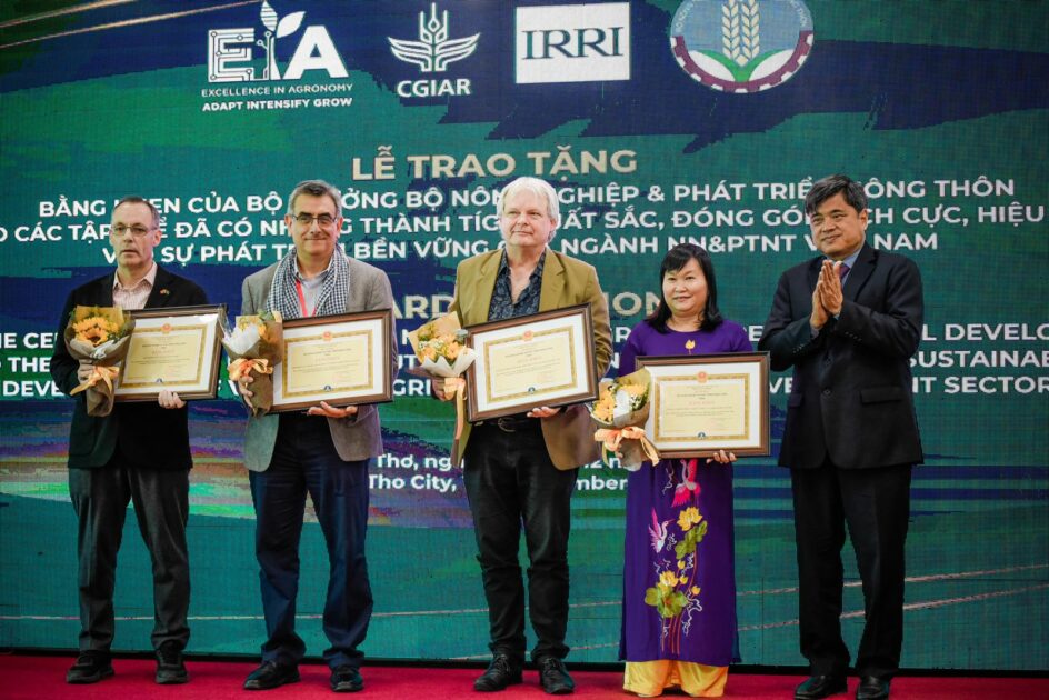 Vietnam Ministry of Agriculture and Rural Development (MARD) Honours the CGIAR, IRRI, and EiA ...