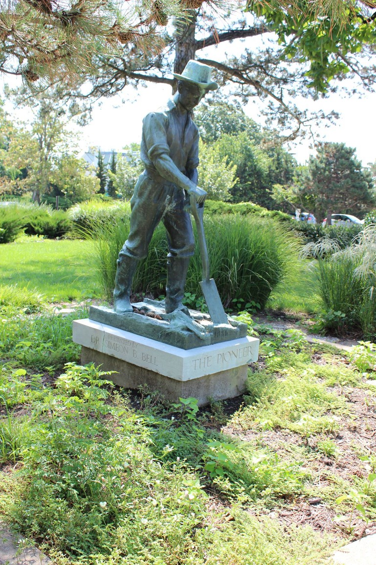 The Pioneer statue - Clio