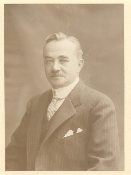 Milton S. Hershey Statue at Hersheypark - Clio