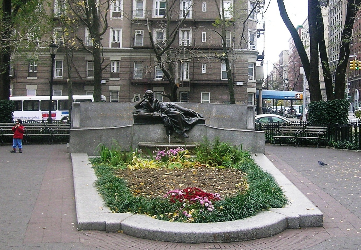 Straus Park and Memorial Fountain - Clio
