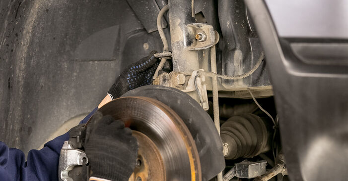 How to change front strut mount on BMW X5 E53 – replacement guide X5 (E53)