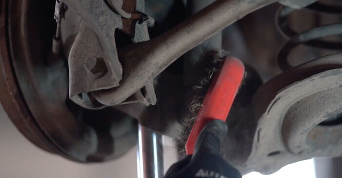 How to change rear coil springs on Ford Focus MK2 – replacement guide