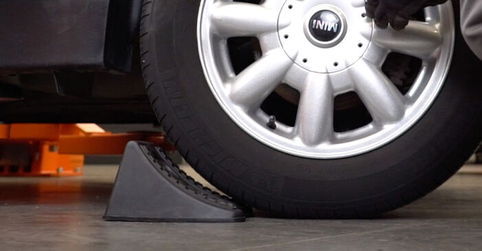 How to change rear strut mount on MINI Clubman (R55) – replacement guide