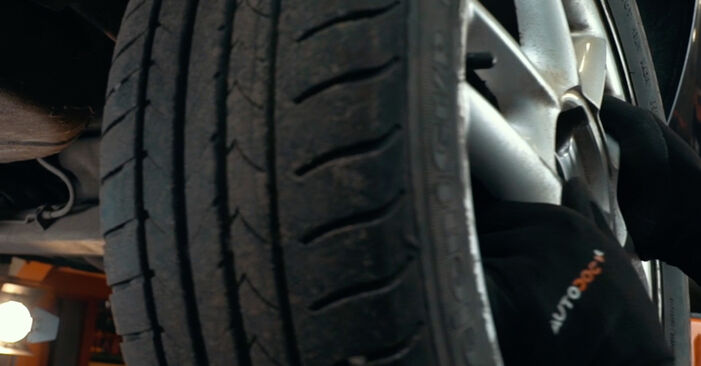 How to change rear shock absorbers on RENAULT Scénic I (JA0/1, FA0 ...