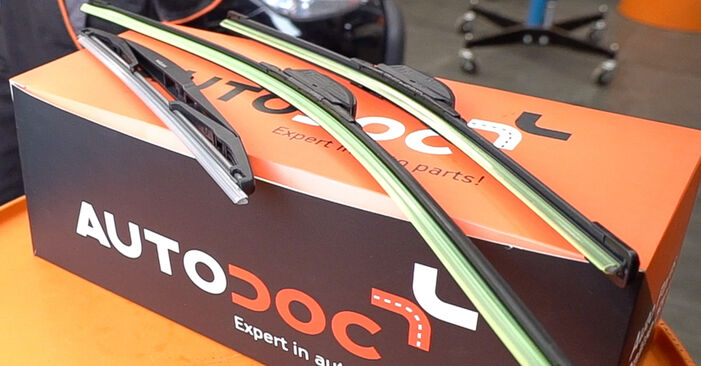 How to change front windshield wipers on TOYOTA FJ Cruiser (GSJ1 ...