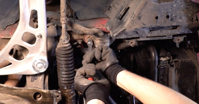 Slik bytter du stabilisator foring fremme på en BMW 3 Sedan (E46 ...