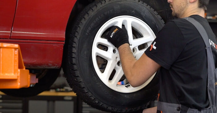 Slik bytter du stabilisator foring fremme på en BMW 3 Sedan (E46 ...