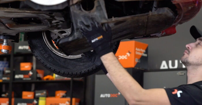 Slik bytter du stabilisator foring fremme på en BMW 3 Sedan (E46 ...