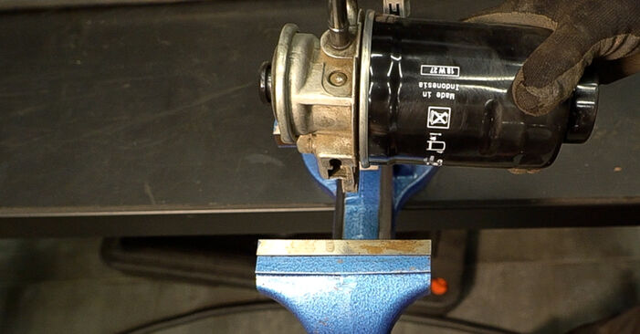 Anleitung: TOYOTA DYNA Pritsche/Fahrgestell (LH8_) Kraftstofffilter ...