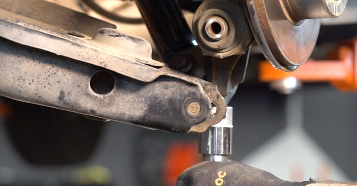 Anleitung: TOYOTA RAV 4 IV (ZSA4_, ALA4_) Stoßdämpfer hinten wechseln ...