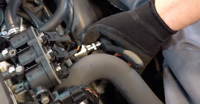 How to change spark plugs on VOLVO S60 I (384) – replacement guide