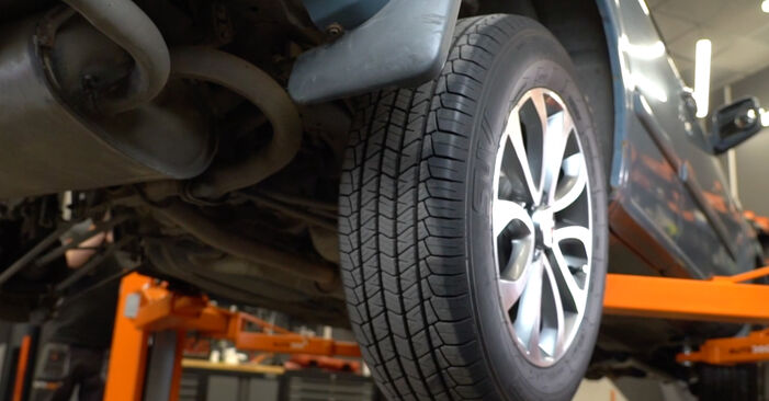 How to change rear coil springs on Nissan X Trail T30 – replacement guide