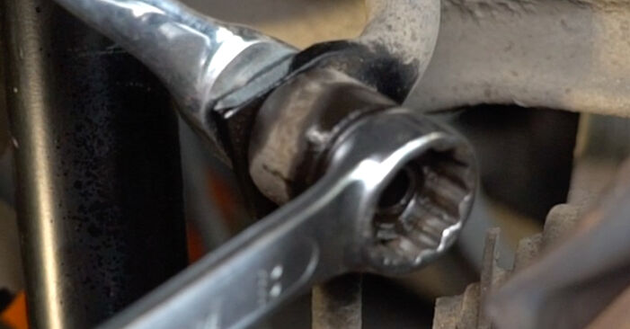 Slik bytter du stabilisatorstag bak på en Mercedes W204 – veiledning