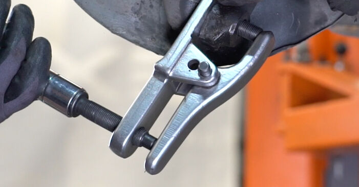 Cum să schimbați: pivot roata din față la MERCEDES-BENZ Clasa C Sedan ...