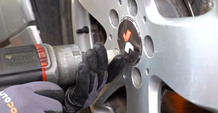 Cum să schimbați: pivot roata din față la MERCEDES-BENZ Clasa C Sedan ...