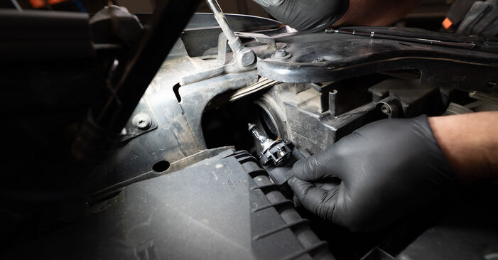 How to change headlight bulb on AUDI Q5 (FYB) – replacement guide