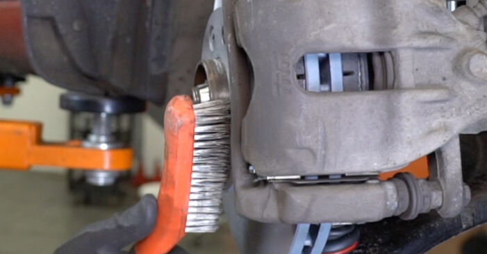 How to change front anti roll bar links on RENAULT Clio IV Hatchback ...