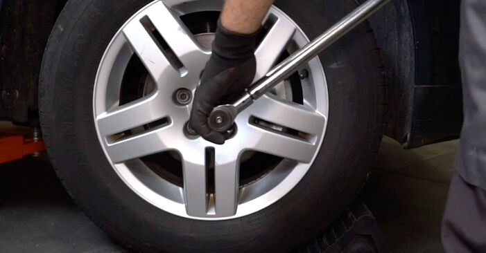 Wie VW Polo Variant (6V5) ABS Sensor vorne wechseln - Schritt für ...