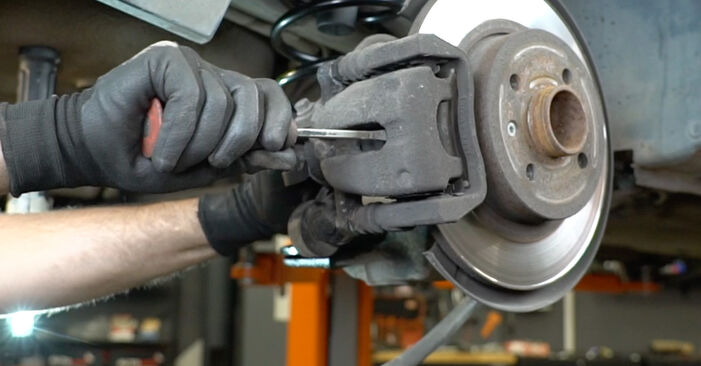 Comment changer : roulement de roue arrière sur OPEL Astra F Caravan ...