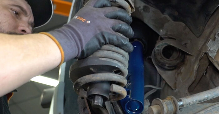 Hoe fuseekogel vooraan vervangen bij een MERCEDES-BENZ E-Klasse Sedan ...