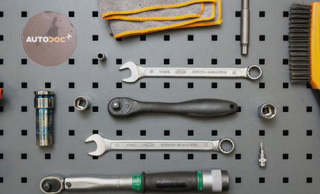 How to change rear suspension strut on VW Polo 6N1 – replacement guide ...