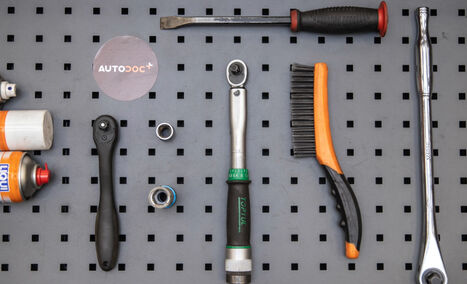 How to change rear coil springs on OPEL Astra H Hatchback (A04 ...