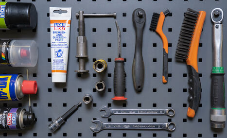 How to change front brake pads on Mercedes W201 – replacement guide