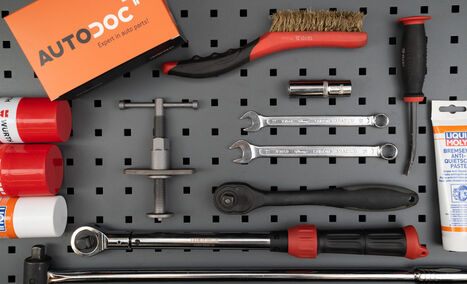 How to change rear brake pads on SKODA Karoq Off-Road (NU7 ...