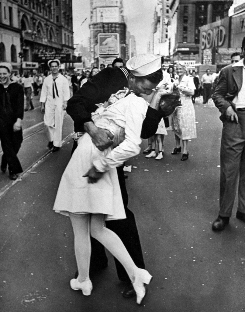 Famous Kiss Photograph taken - CultureNow - Museum Without Walls