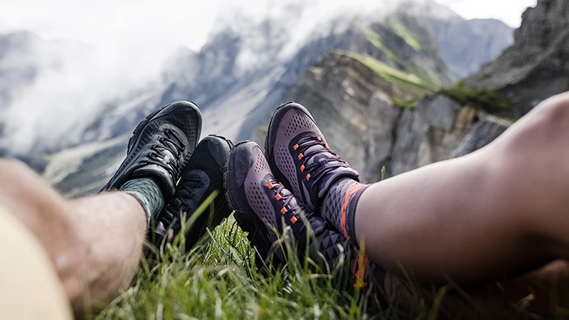 Choose the colors of the hiking shoes that you will find on the shelves ...