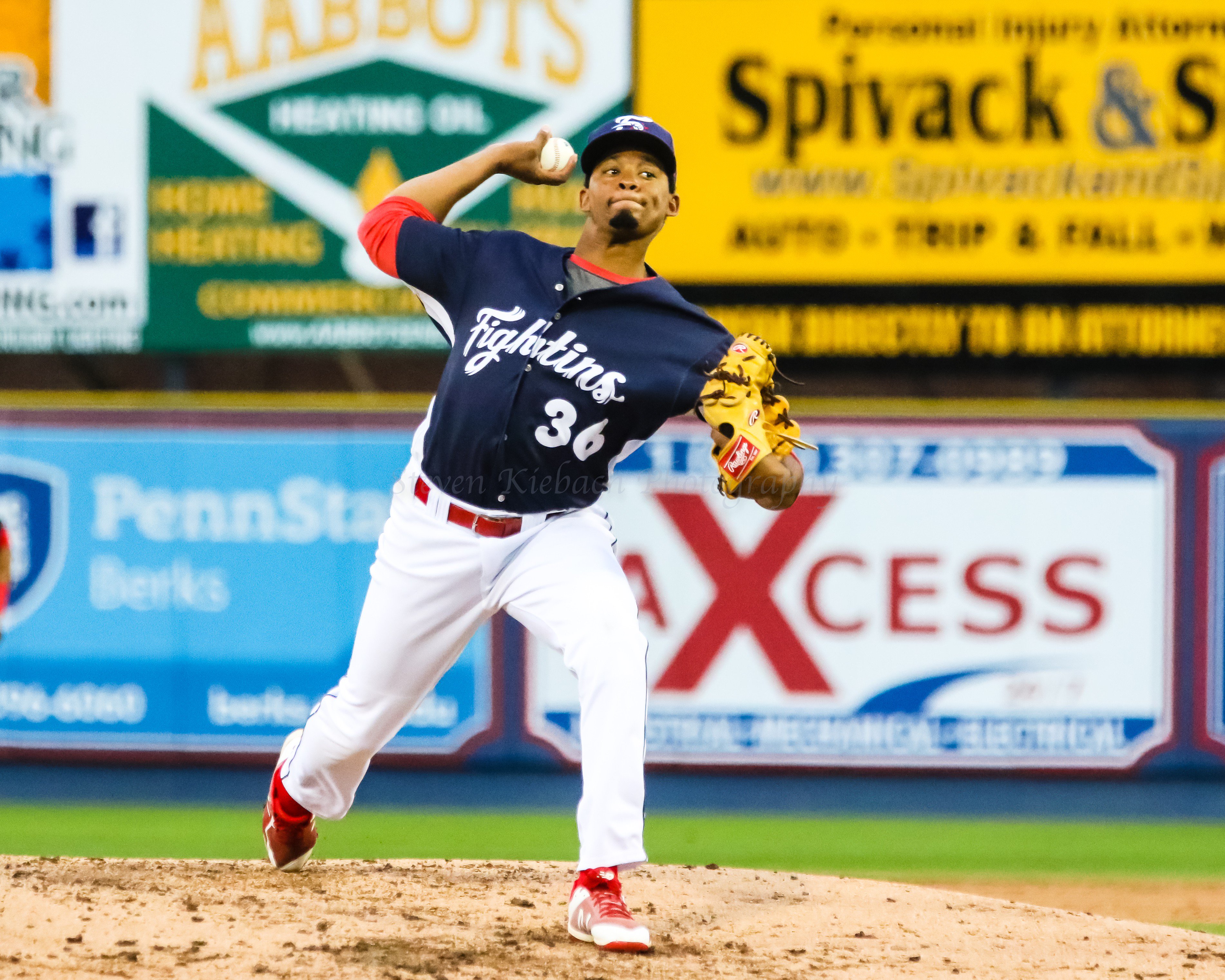 Leones consiguen en cambio al pitcher Félix Paulino
