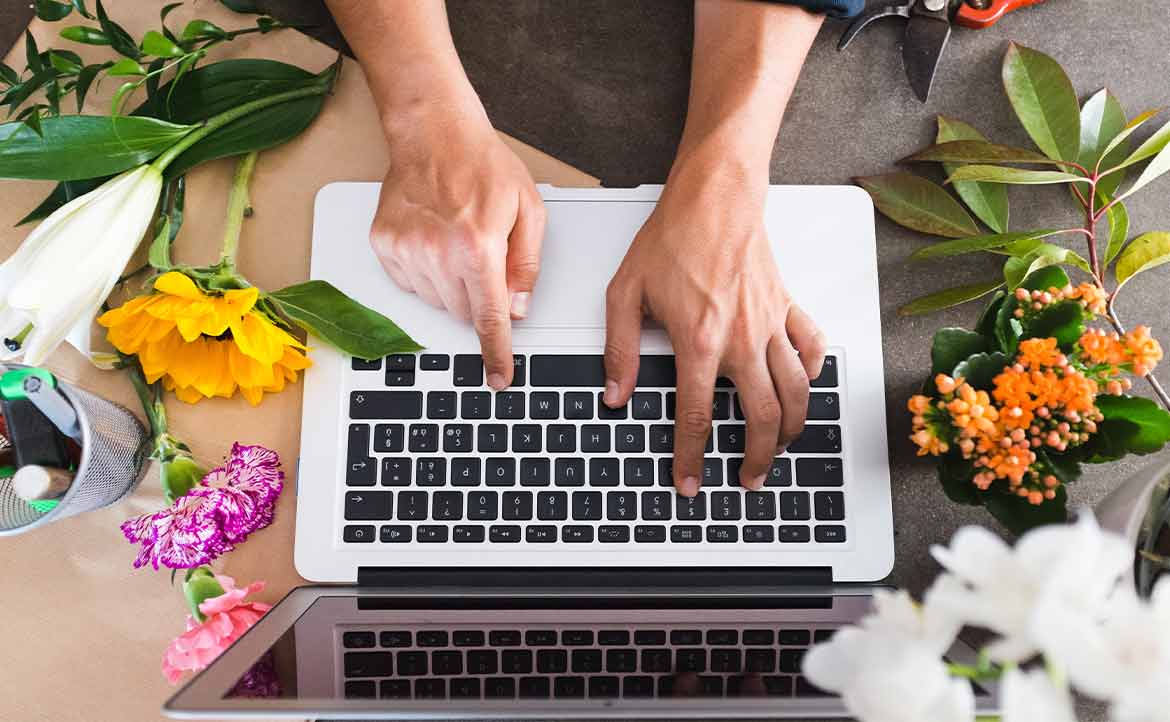 10 年異鄉苦修，「學到就是你的」：台灣第一位，德國認證的花藝大師 Laura Peng｜小敏、小貝／30+ 職行力｜換日線