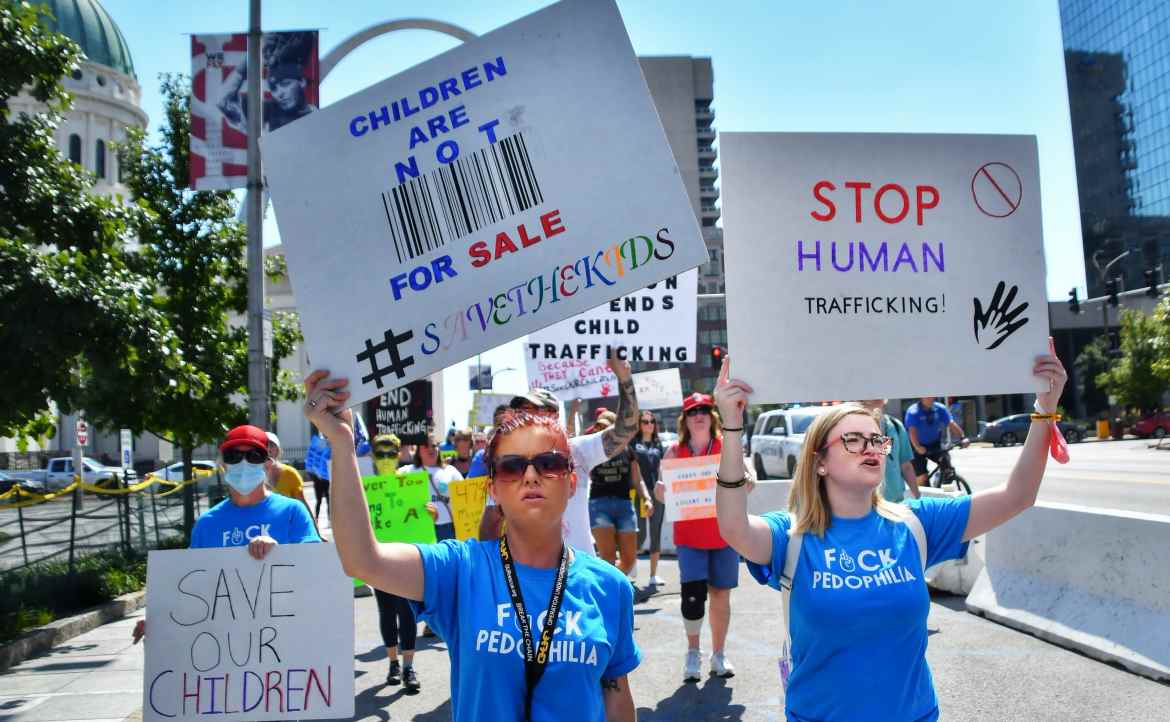 影壇年度奇觀：改編兒童販運、票房超車阿湯哥的《自由之聲》，為何掀起「文化戰爭」？｜漢斯黃／午夜影室｜換日線