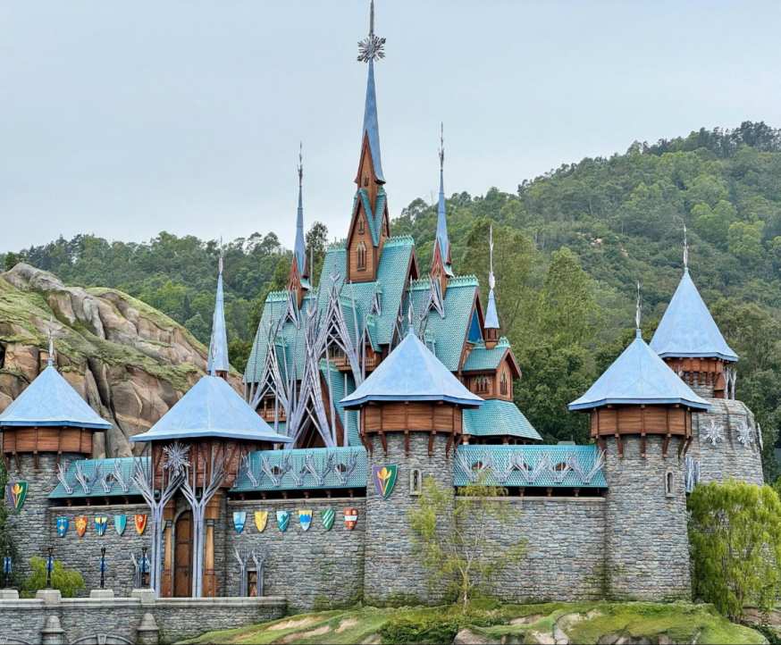 開箱全球第一個《冰雪奇緣》主題園區：魔法能否喚醒虧損 8 年的香港迪士尼？｜LIN TSAI LIN／文旅觀察｜換日線