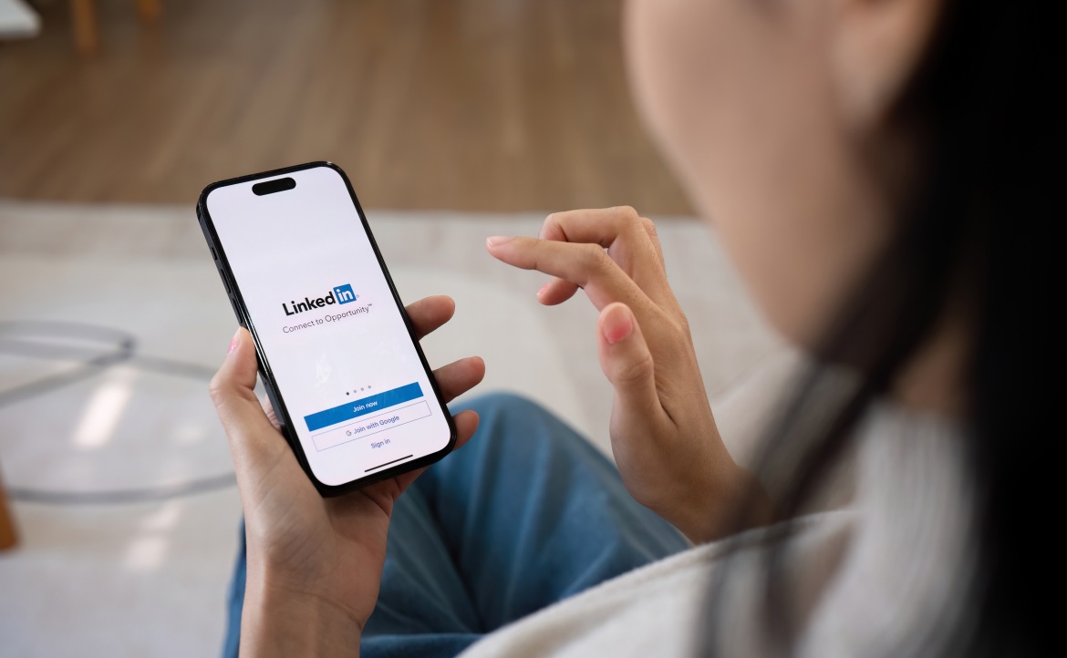 【海外求職實戰】我如何用 LinkedIn 向陌生人發訊息，在美國找到夢想工作？｜krisliuliu／台南小妹在紐約的品牌歷險記｜換日線