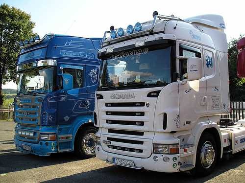 Trailer truck Labeled Image Dataset | images.cv