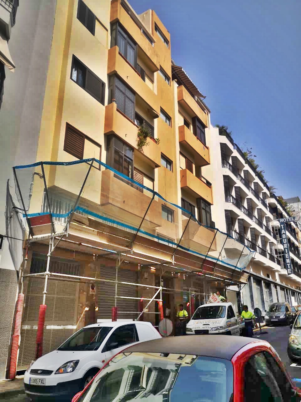 Marquesinas de protección en fachadas. Tenerife.