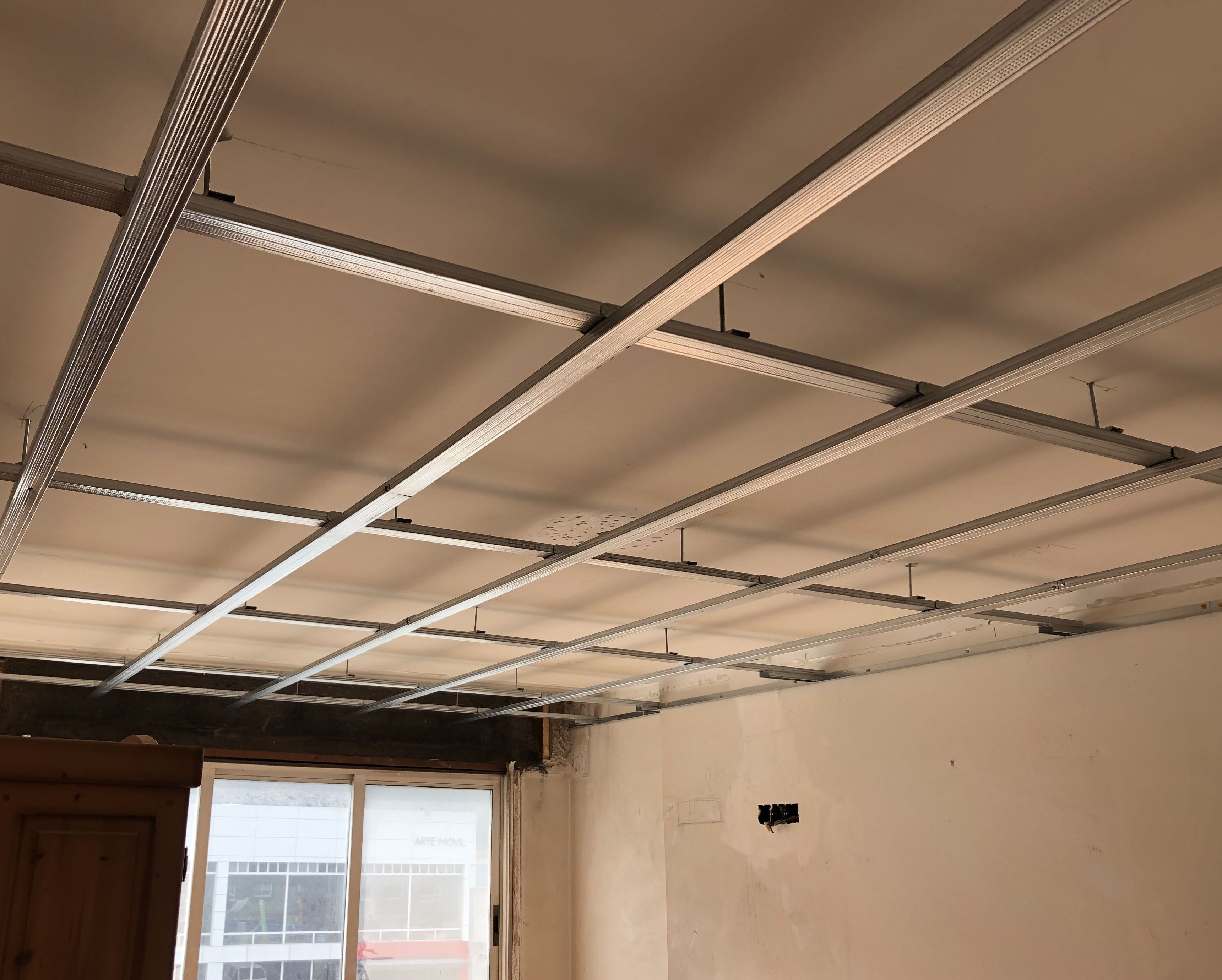 Falso techo con doble estructura