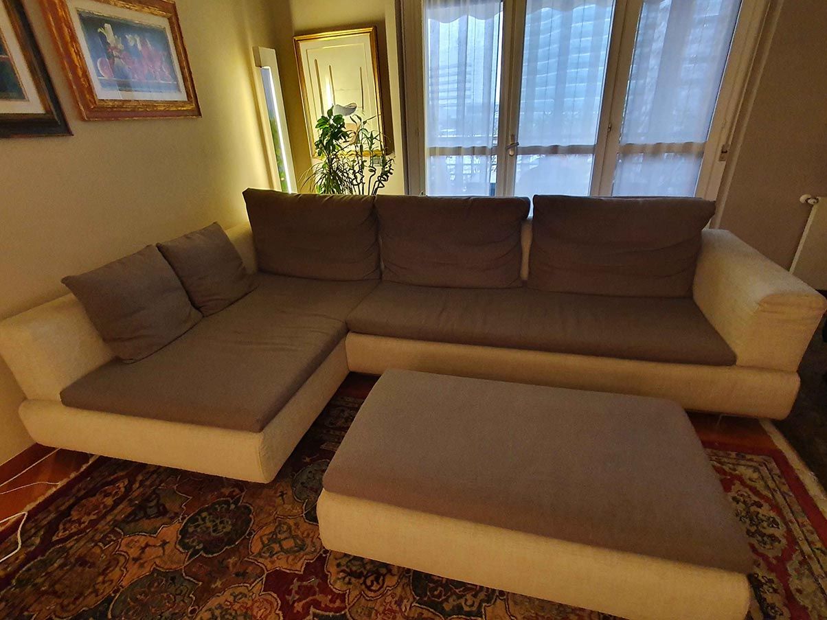 Divano angolare con pouf in tessuto bicolore, Vibieffe | Deesup