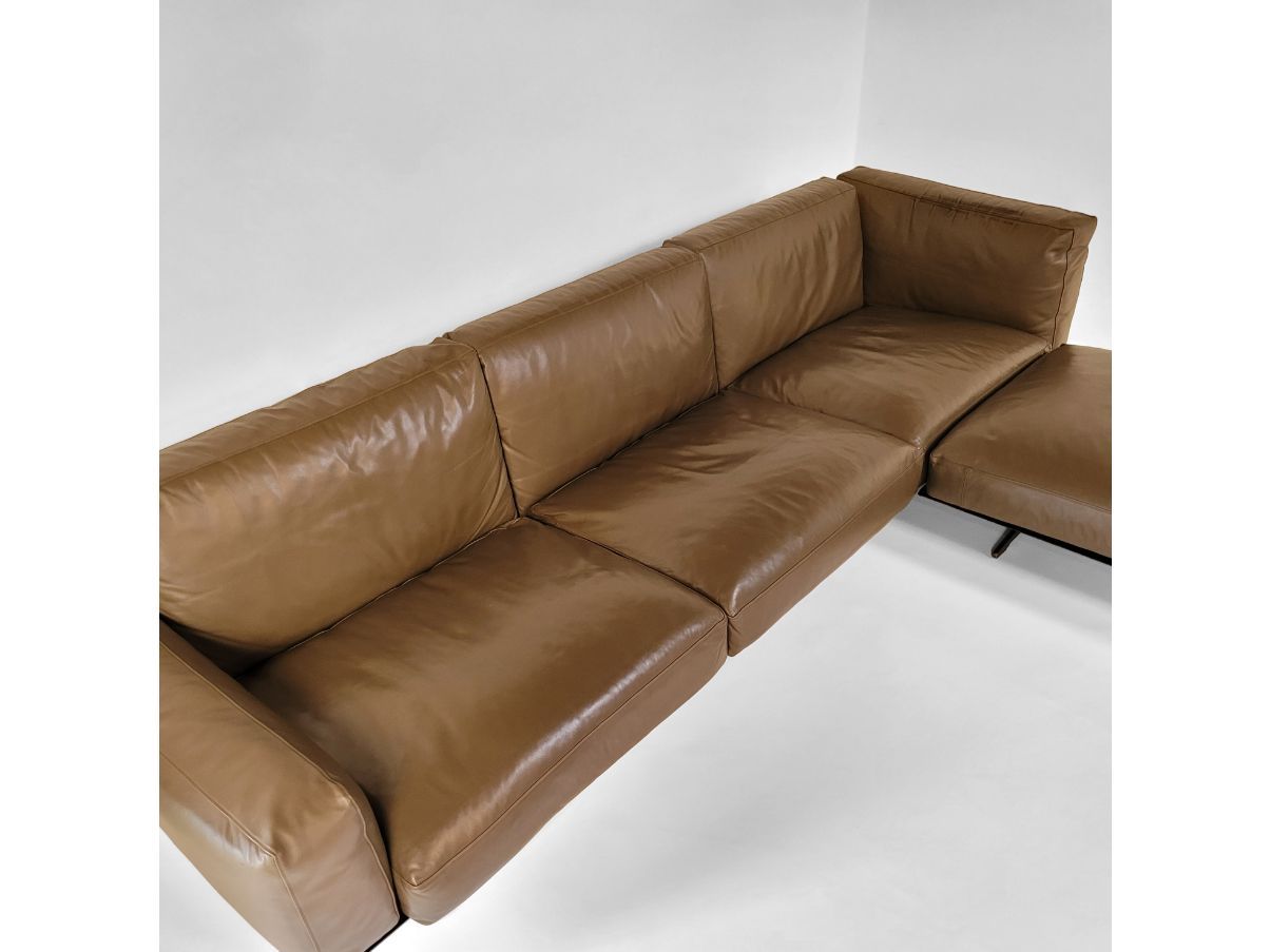 Soft Dream sofa with chaise longue in brown leather, Flexform | Deesup